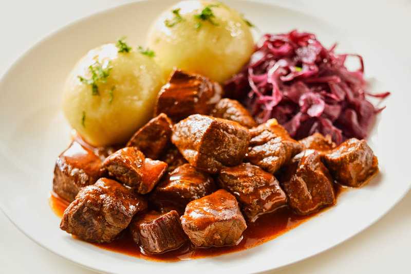 Hirschgulasch Beilagen: Das passt - inkl. Getränke & Sauce - foodwissen.de