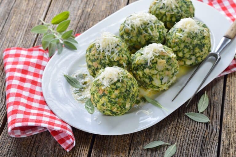 Was Isst Man Zu Spinatknödel