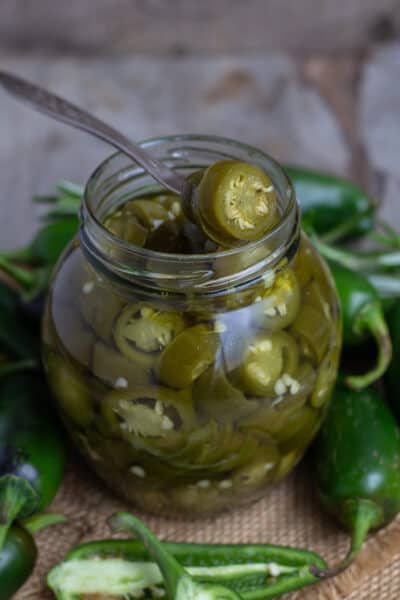Jalapenos einlegen (geniale Tipps & einfaches Rezept) - foodwissen.de