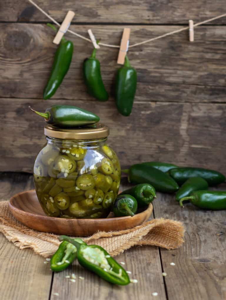 Jalapenos einlegen (geniale Tipps & einfaches Rezept) - foodwissen.de