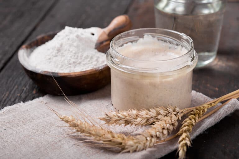Das perfekte Mehl für Sauerteig (Mehlsorte & Zubereitung) - foodwissen.de