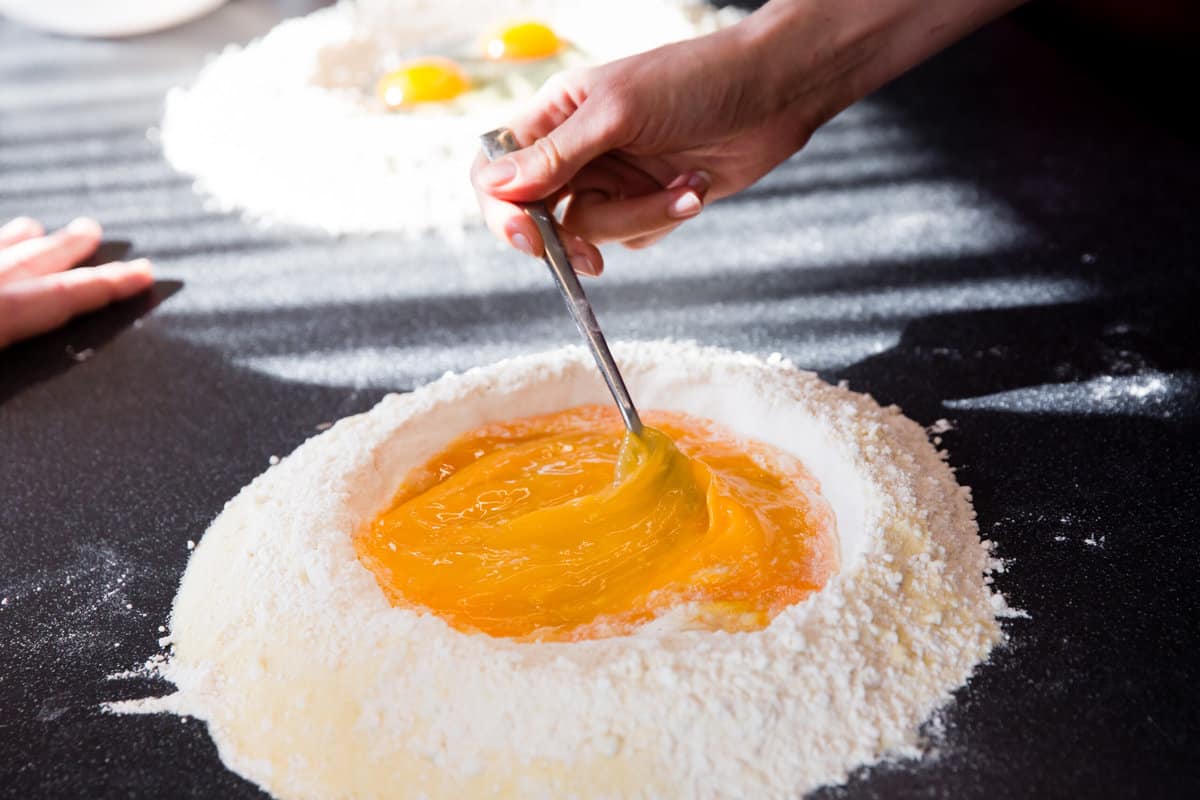 Das perfekte Mehl für Pasta (Mehlsorte & Zubereitung) - foodwissen.de