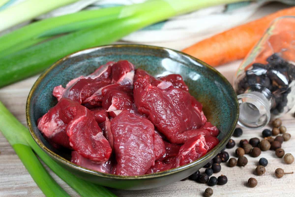 Das perfekte Fleisch für Gulasch (Fleischsorte & Cut) - foodwissen.de